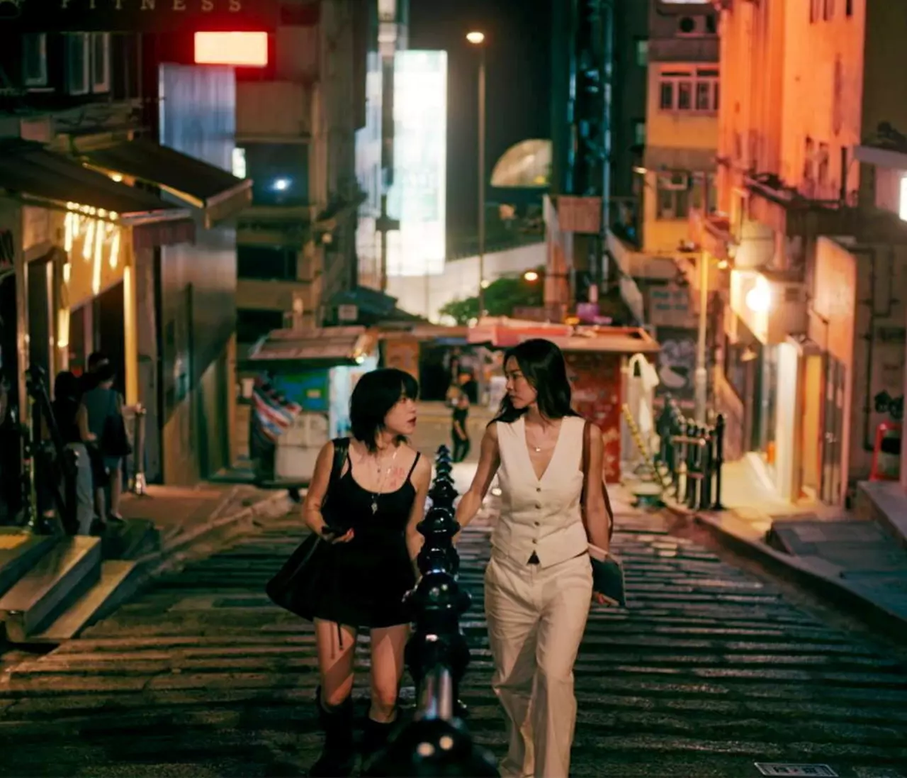 “คริส-พลอย” เปิดประสบการณ์ใหม่ ท่องราตรีฮ่องกงผ่านภาพยนตร์สั้น “Zi Mui”