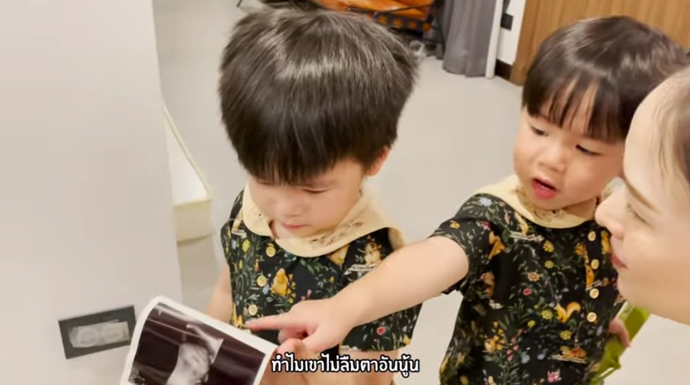 ดูชัดๆ ส่องฝาแฝดน้องสาว "พี่ธีร์-พี่พีร์" หน้าเหมือนใคร?! ดูออกเลย!!