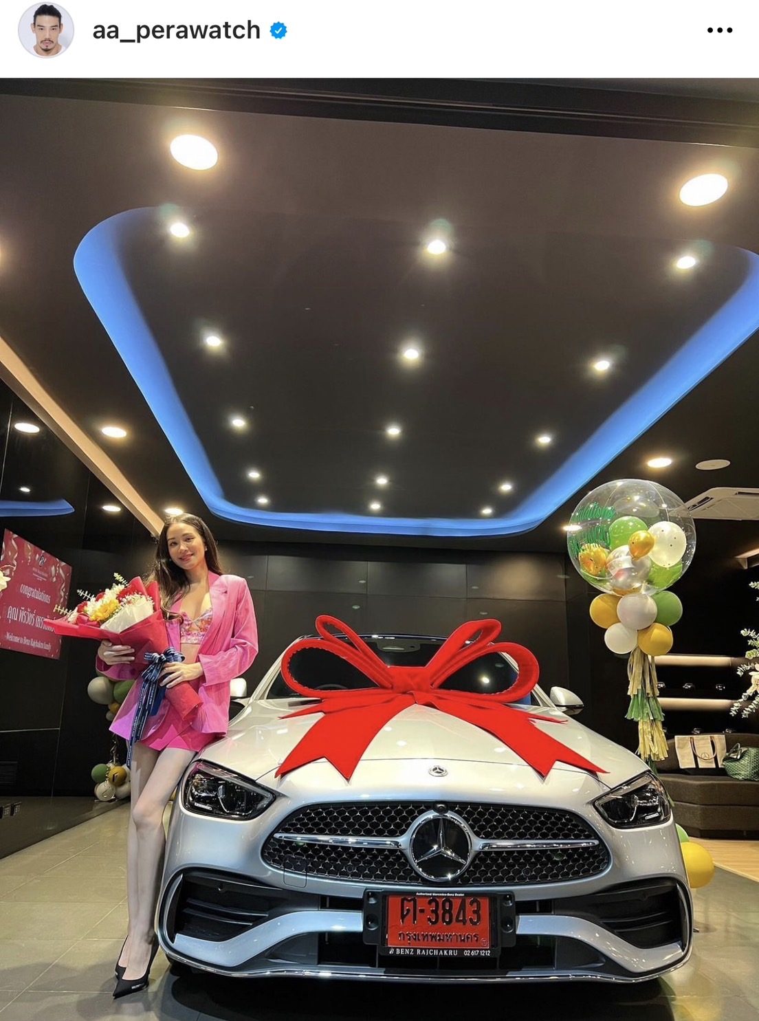 ฉลองรักครบ 14 ปี "เอเอ พีรวัชร์" คุกเข่ามอบรถหรูเซอร์ไพรส์ "ฟาง พิชญา"