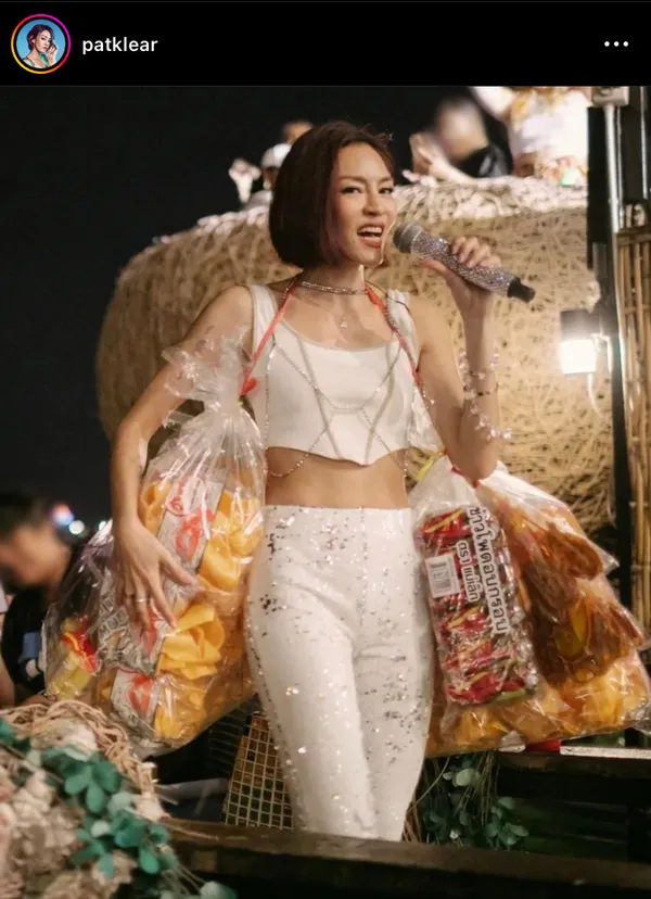 "แพท" วง Klear ดีใจมากเมื่อแฟนคลับมอบข้าวเกรียบคล้องคอแทนพวงมาลัย