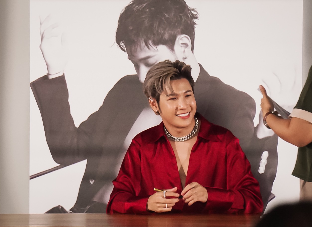 "สิงโต ปราชญา" แจกยิ้มละมุน ทำ "สมุนจ้าวป่า" ใจฟู ในงานแฟนไซน์