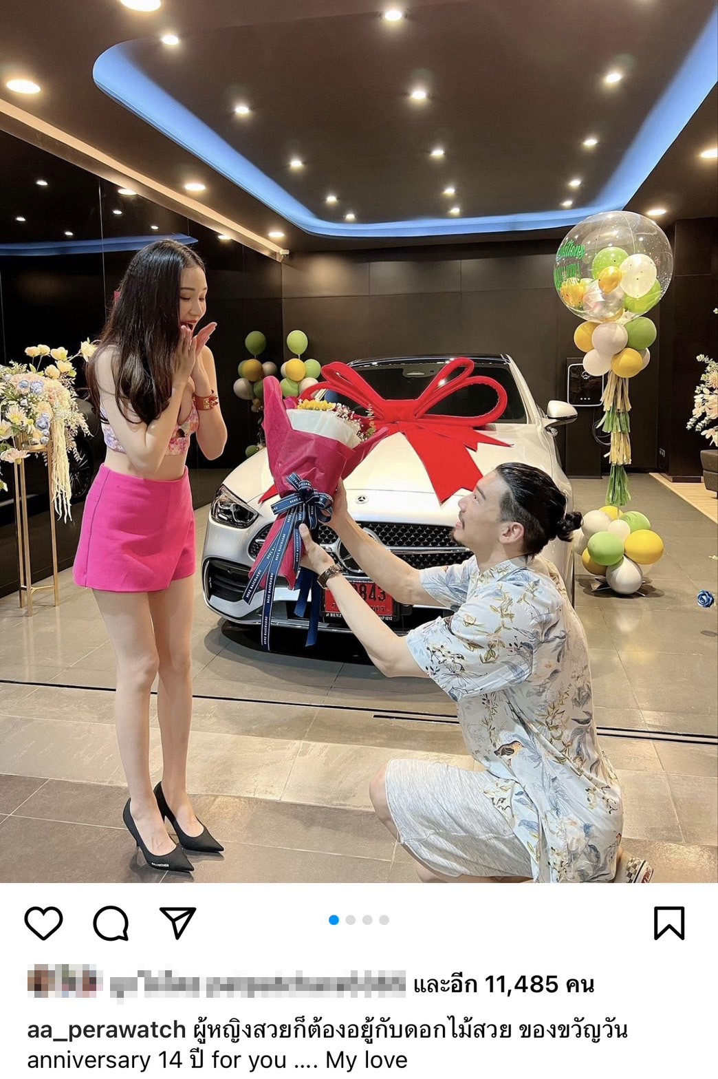 ฉลองรักครบ 14 ปี "เอเอ พีรวัชร์" คุกเข่ามอบรถหรูเซอร์ไพรส์ "ฟาง พิชญา"